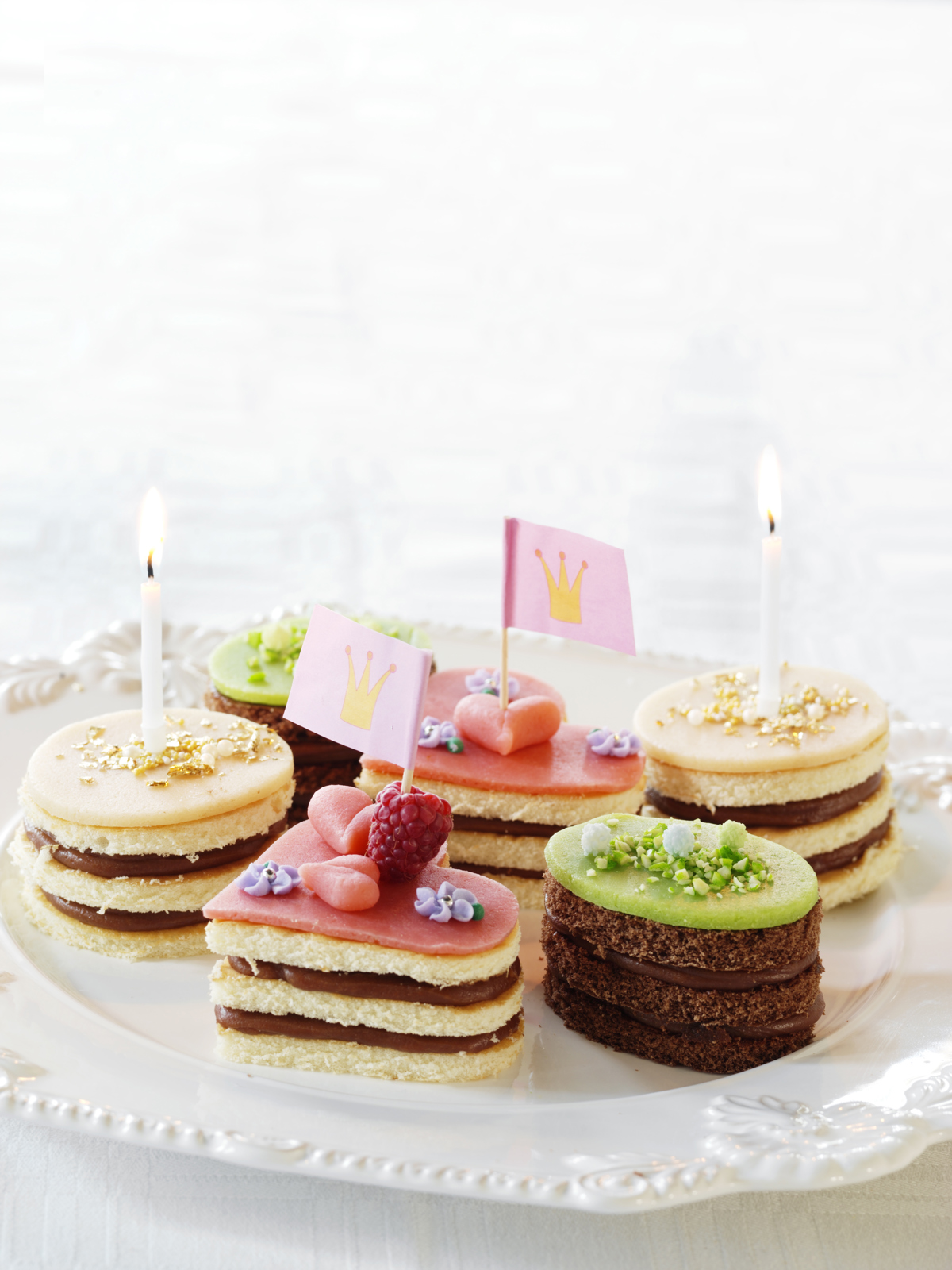 Små og farverige kager - Se den nemme opskrift her