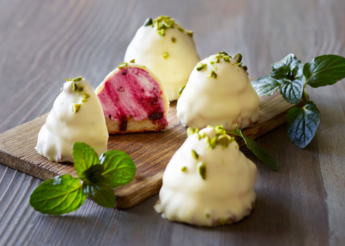 Flødeboller med hvid chokolade og solbær | Odense Marcipan