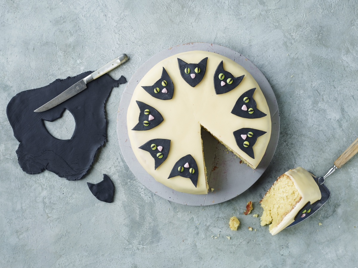 Orange-marcipankage med sorte katte | Odense Marcipan