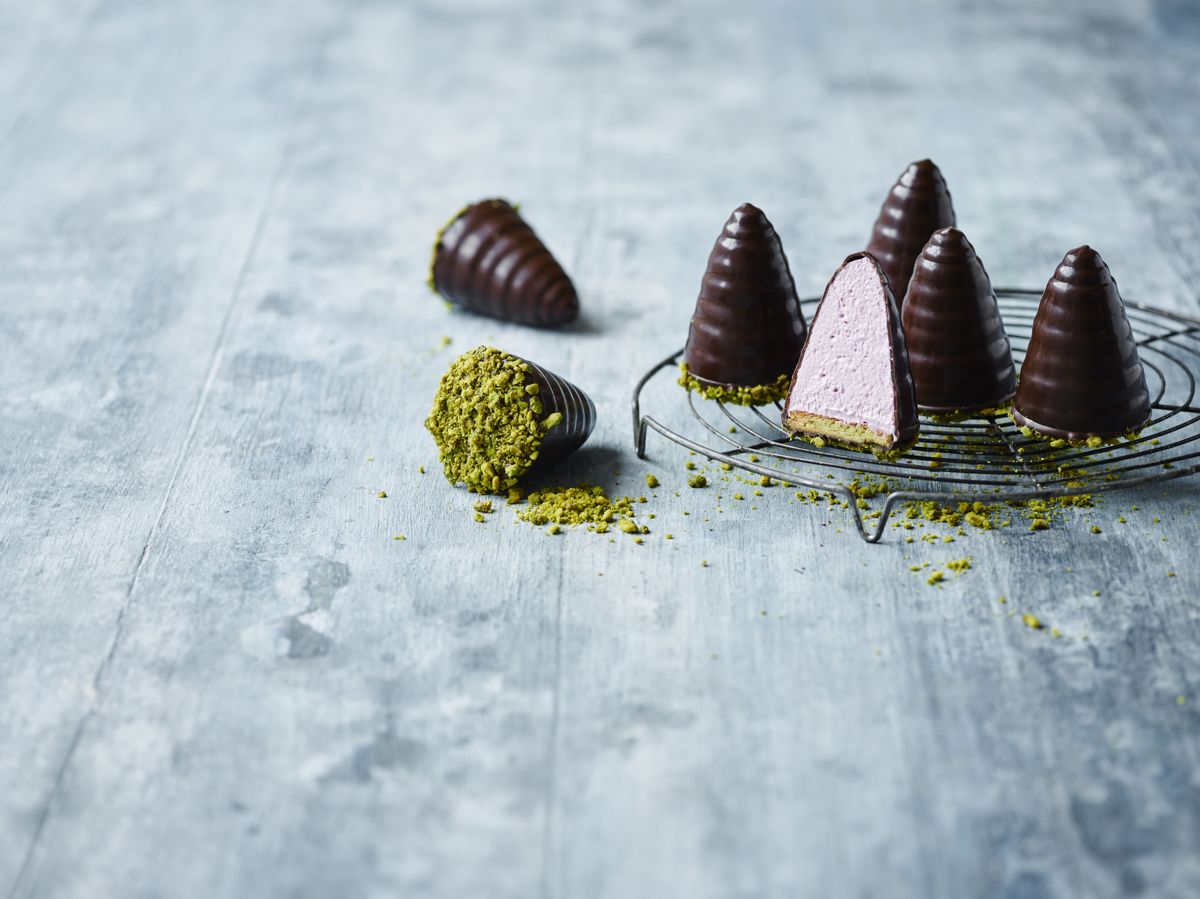 Flødeboller med hyldebærskum og pistacie | Odense Marcipan