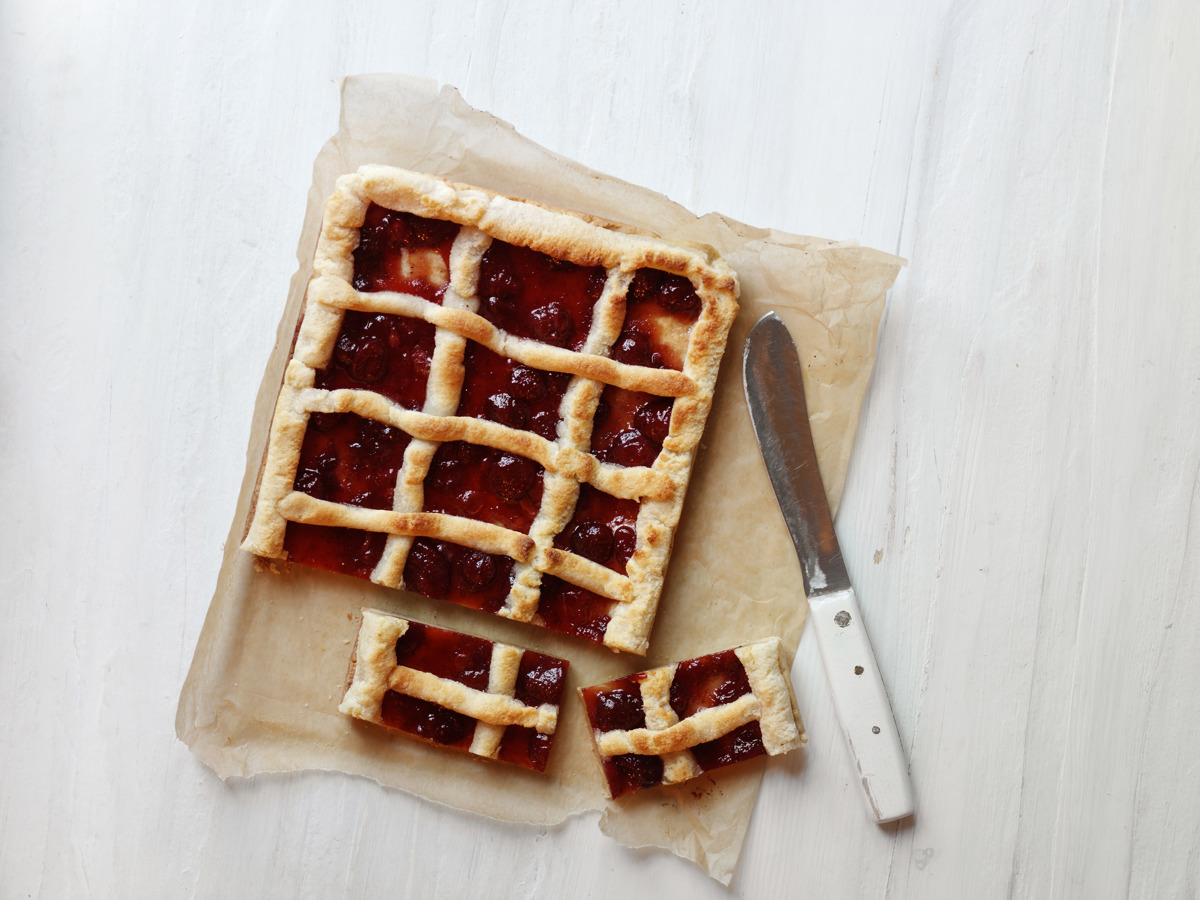 Dannebrogskage med marcipan og jordbær | ODENSE MARCIPAN