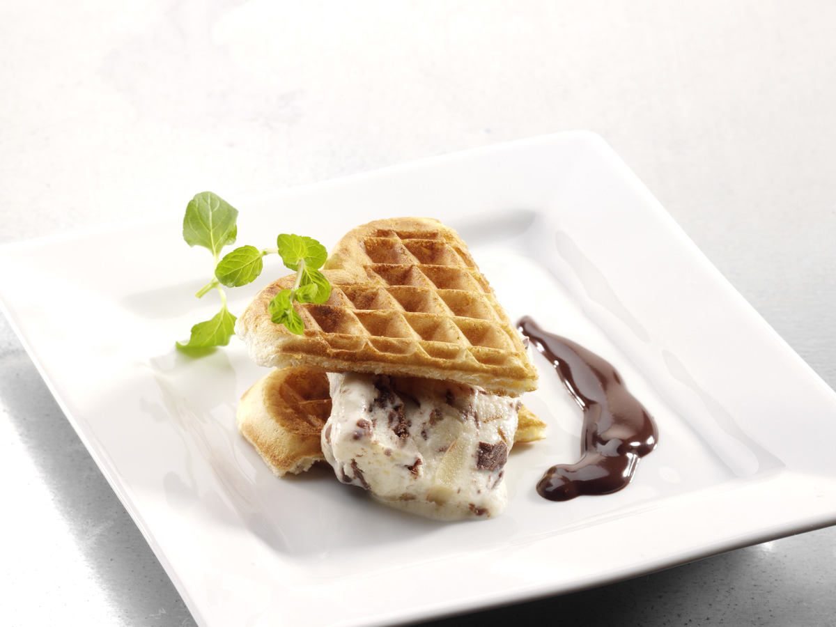 Marcipan is med chokoladestykker og vafler - Se opskrift her