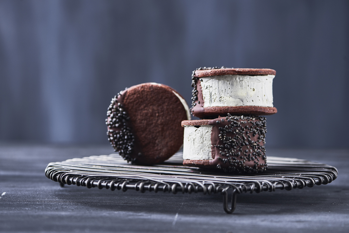 Nem og lækker lakrids-issandwich - Opskrift på isdessert her